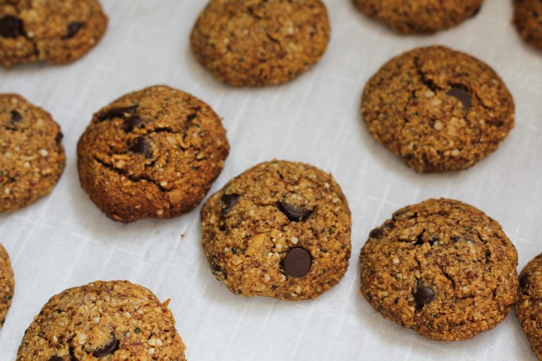 Cookies de Amêndoas com gotas de Chocolate • Almond Cookies w ...